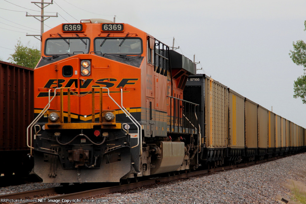 BNSF 6369 runs dpu.